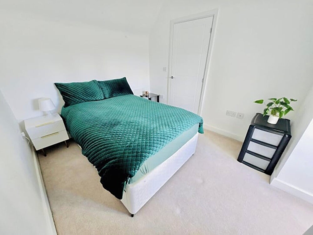 Modern 3-Bed + Office • Walk to Bicester Village Reviews, Deals ...
