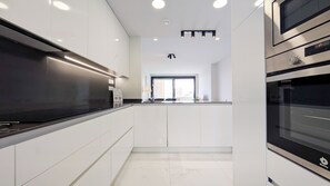 Romantic Apartment | Cozinha privada | Geladeira grande, micro-ondas, cooktop, lava-louças