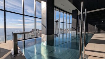 Piscina interior, piscina exterior sazonal 