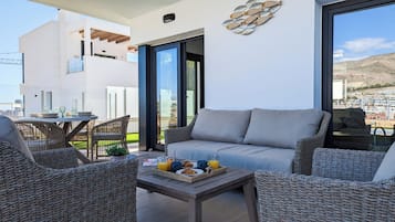Pool & Mountains House | Terraço/pátio interior