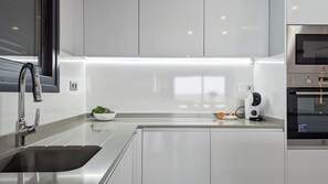 Dream Apartment | Cozinha privada | Geladeira grande, micro-ondas, fogão, cooktop