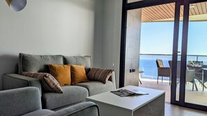Wow Apartment | Área de estar | Smart TV 49 polegadas com canais digitais