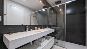 Magic Apartment | Banheiro | Chuveiro, secador de cabelo, toalhas de banho, sabonete