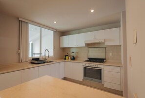 Casa Familiar, vista para a piscina | Cozinha privada