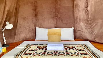 Barraca básica, 1 cama Queen, vista para o jardim | Roupa de cama