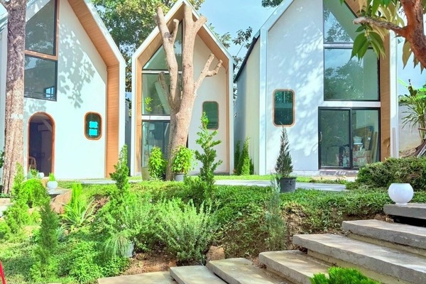 Cofre no quarto, com decoração personalizada, secretária