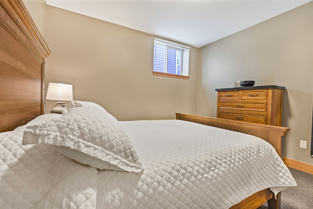 Ski-In/Ski-Out 1BR with Hot Tub – 1BR sleeps 4! - Silver Star Mountain ...