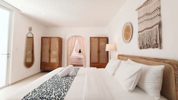 Vila superluxo, 2 quartos, sacada, vista para a piscina | Escrivaninha, espaço de trabalho para notebook, Wi-Fi de cortesia