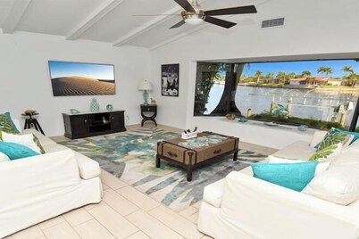 Amazing - 4 Bed Billiard Table luxury canal pool