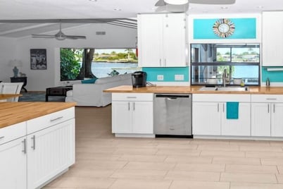 Amazing - 4 Bed Billiard Table luxury canal pool