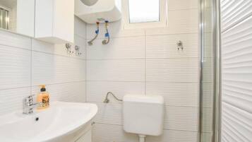 Casa (Camping Mobile Homes Bella Vita) | Banheiro | Chuveiro, toalhas de banho