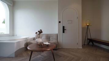 Quarto Duplo Comfort, vista para o mar | Minibar, secretária, secretária adequada para computadores portáteis