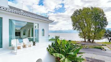 Suite Premier, vista para o mar | Minibar, secretária, secretária adequada para computadores portáteis