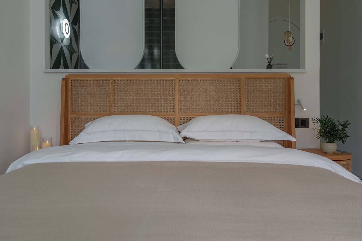 Quarto Duplo Superior, vista para o mar | Minibar, secretária, secretária adequada para computadores portáteis