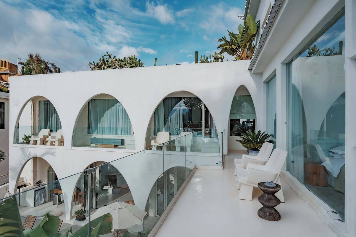 Suite Premier, vista para o mar | Minibar, secretária, secretária adequada para computadores portáteis 