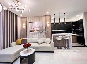 Geladeira grande, micro-ondas, fogão, cooktop