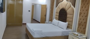 Quarto Duplo ou Twin Deluxe, Vista para a cidade | Secretária, ferro/tábua de engomar, Wi-fi grátis 