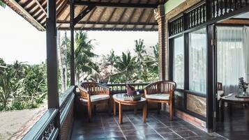 Quarto casal ou duplo standard, sacada | Área de estar