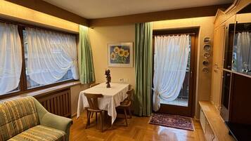 Condo básico, para não fumantes | Cofres nos quartos, Wi-Fi de cortesia