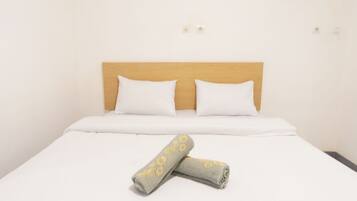 Quarto Duplo Standard | Secretária, secretária adequada para computadores portáteis