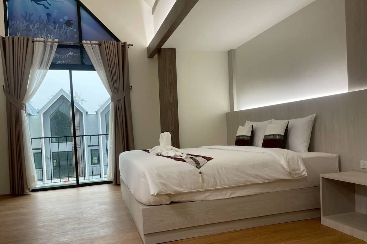 Quarto luxo, vista para o pátio | Espaço de trabalho para notebook, Wi-Fi de cortesia, roupa de cama