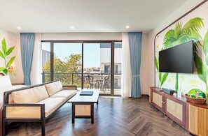 Quarto Premier, vista para a piscina | Cofre no quarto, secretária 