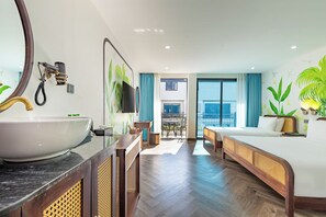 Quarto Familiar, vista para a piscina | Cofre no quarto, secretária 