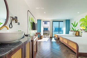 Quarto Familiar, vista para a piscina | Cofre no quarto, secretária 