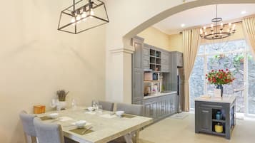 Villa, Vista para a cidade | Refeições no quarto