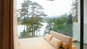 Quarto casal, vista para o lago, na torre | Frigobar, cofres nos quartos, escrivaninha, cortinas blackout