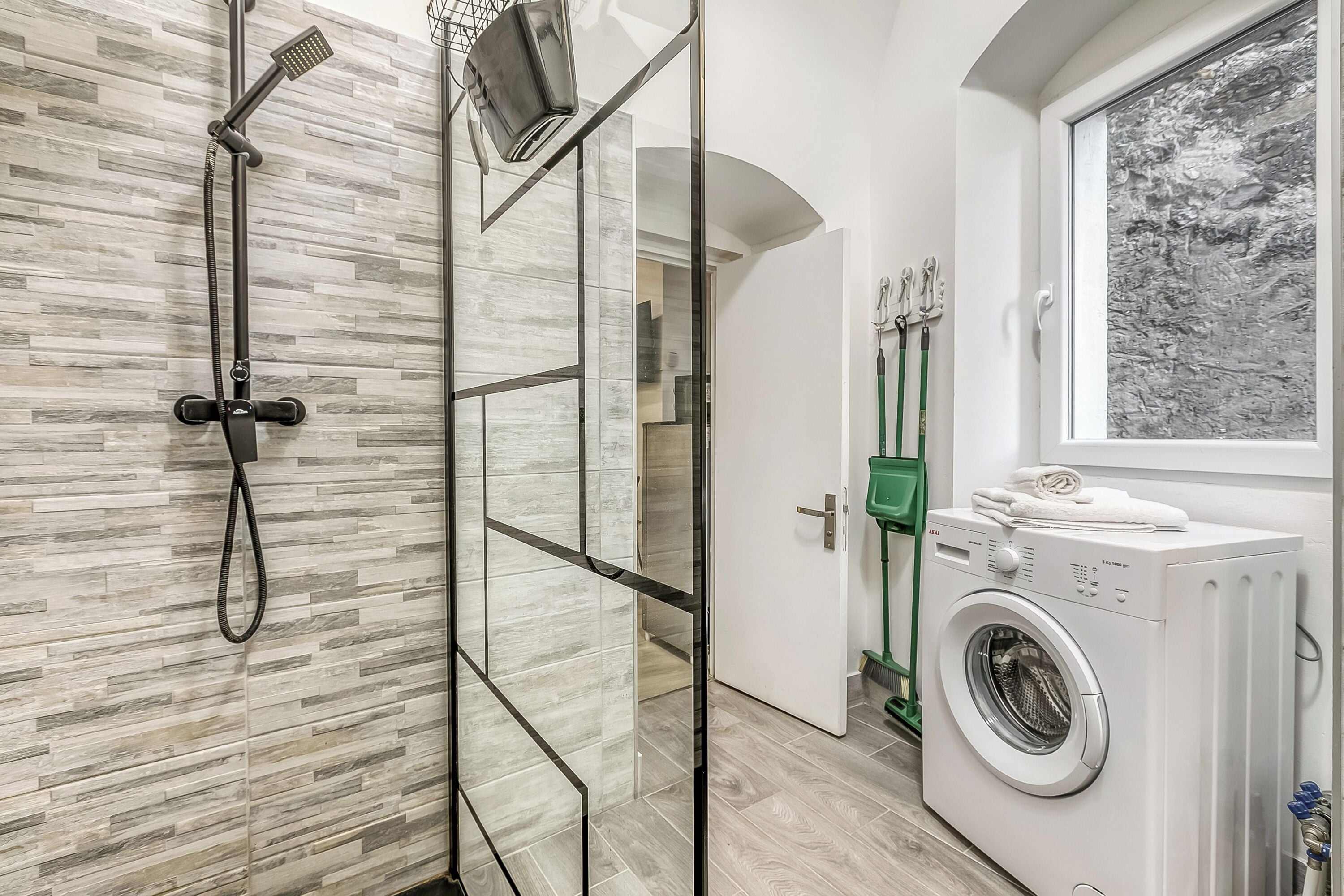 Apartamento standard, vários quartos (Casa di Lilo) | Banheiro | Chuveiro, secador de cabelo, toalhas de banho, sabonete