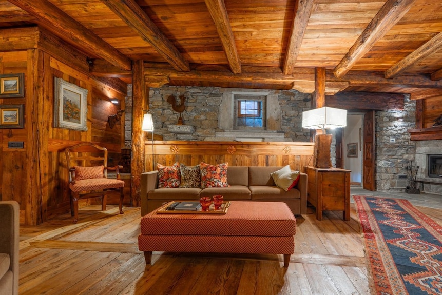 Description Of The Accommodationimagine Waking Up In The Heart Of Courmayeur, One Of The Most Iconic Destinations In The Alps, Where The Authentic Charm Of A Mountain Village Meets The Prestige Of Its Boutiques, Gourmet Restaurants, And The Timeless - Courmayeur