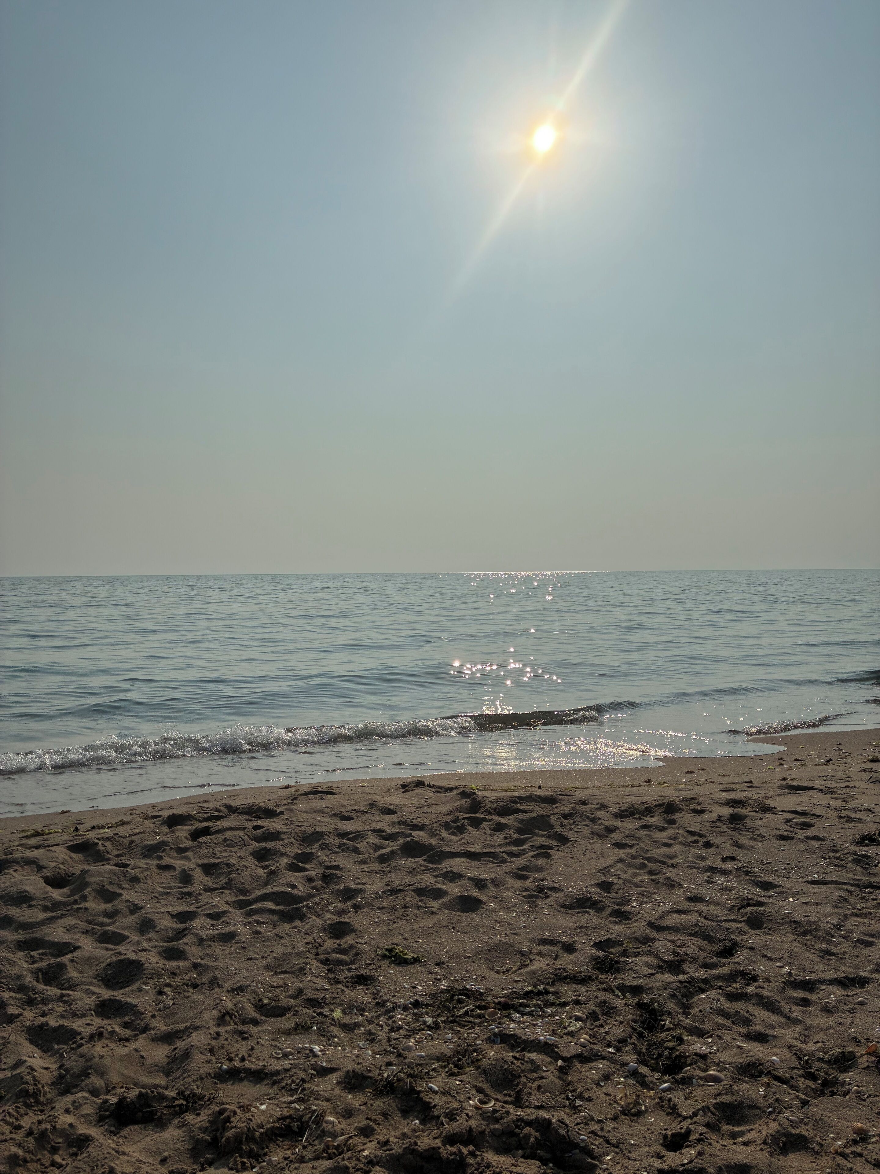 Na praia, praia de areia branca, toalhas de praia, bares na praia 