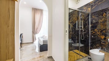 Quarto casal ou duplo superior, vista para a montanha | Banheiro | Chuveiro, secador de cabelo, toalhas de banho, sabonete