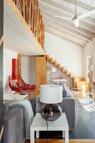 Apartamento, varanda | Sala de estar | Lareira 