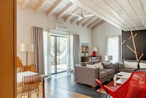 Apartamento, varanda | Sala de estar | Lareira 