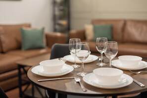 Apartamento luxo | Escrivaninha, espaço de trabalho para notebook, cortinas blackout