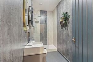 Apartamento superluxo | Banheiro | Chuveiro, chuveiro com efeito de chuva, produtos de toalete grátis 
