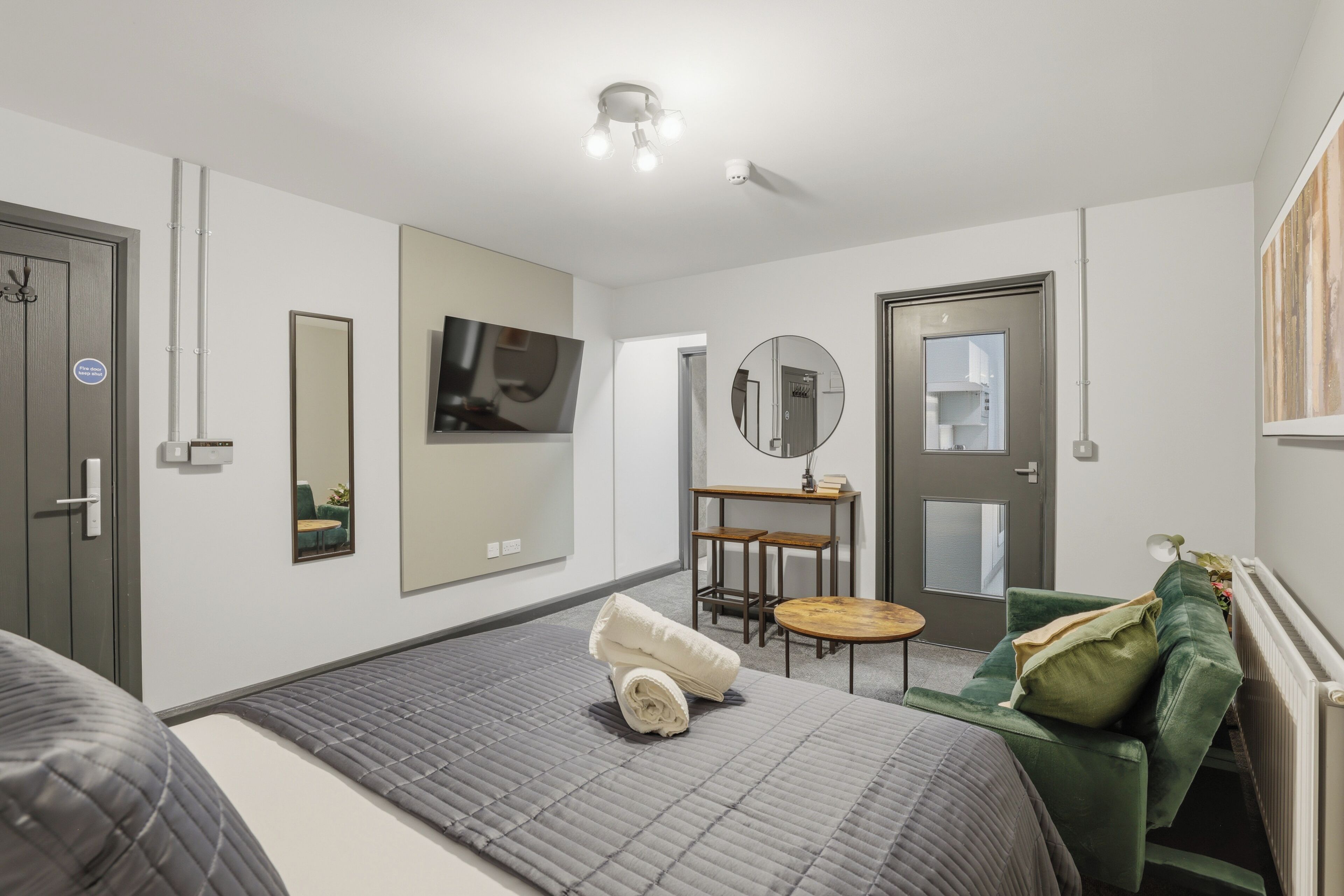 Apartamento clássico | Escrivaninha, espaço de trabalho para notebook, cortinas blackout