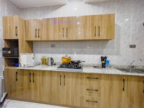 Minifrigorífico, um micro-ondas, uma placa de cozinha 