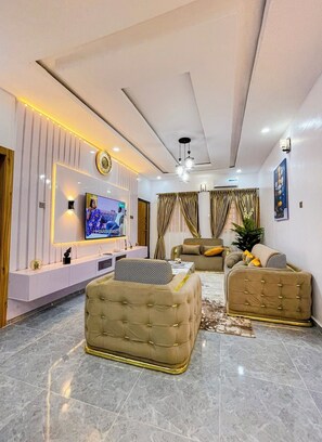 Apartamento de Luxo | Sala de estar | TV de ecrã plano 