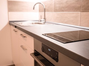 Apartamento | Cozinha privada | Um frigorífico, um micro-ondas, um forno, uma placa de cozinha 