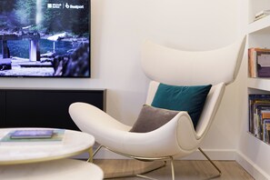 Apartamento, 1 quarto | Sala de estar | Televisor de ecrã plano de 32 polegadas com canais digitais 