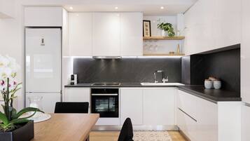 Apartamento, 1 quarto | Cozinha privada | Um frigorífico/congelador grande, um forno, uma placa de cozinha