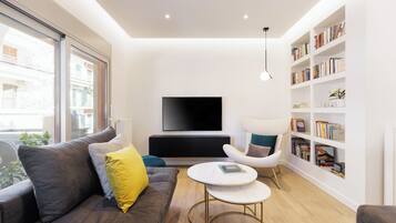 Apartamento, 1 quarto | Sala de estar | Televisor de ecrã plano de 32 polegadas com canais digitais