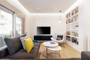 Apartamento, 1 quarto | Sala de estar | Televisor de ecrã plano de 32 polegadas com canais digitais 