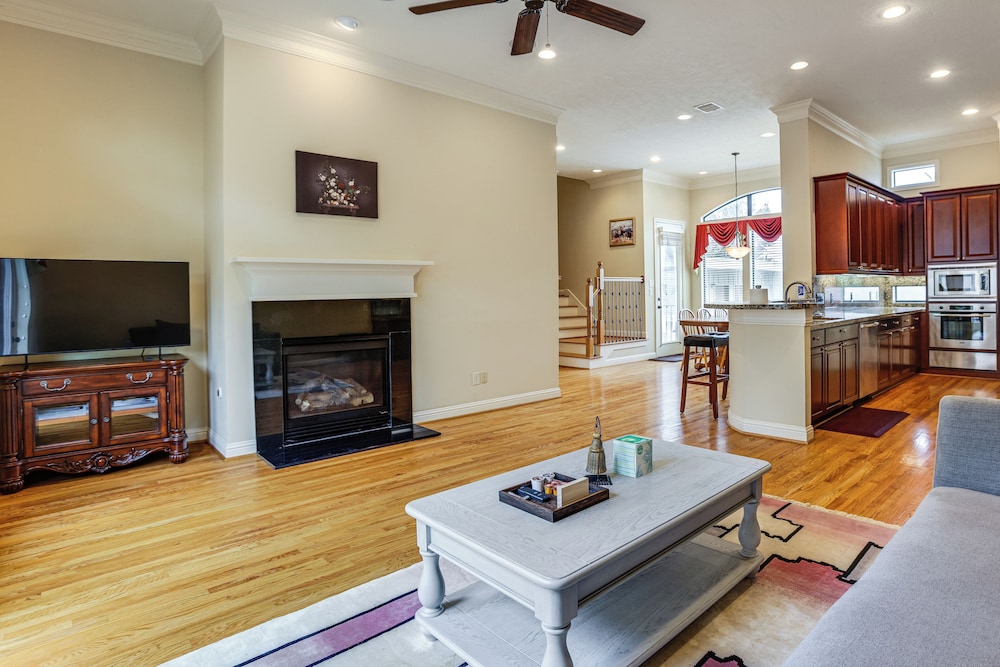 Walk To Shops & Eats: Family Retreat In Houston - Houston, TX