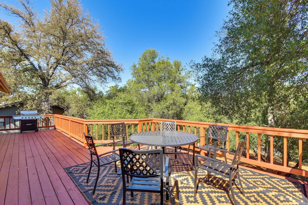 Game Room + Bar: Wooded Pine Mountain Lake Retreat - Groveland, CA