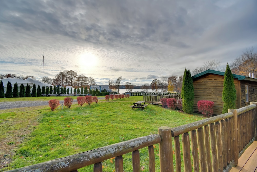 Lakefront Relaxation & Adventure: Sodus Bay Cabin - 紐約