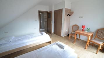 Quarto Duplo, casa de banho privativa | Wi-fi grátis, roupa de cama fornecida